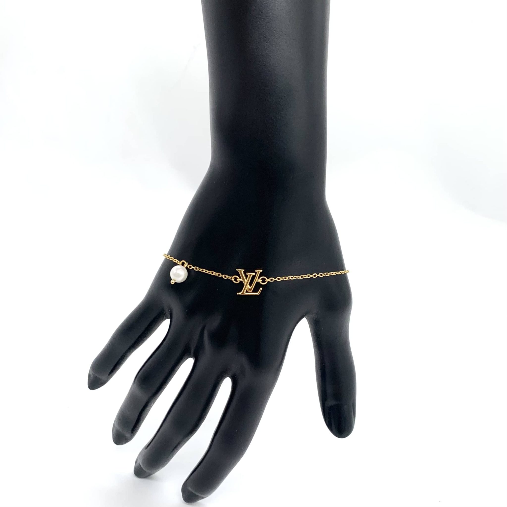 LOUIS VUITTON Logo and Pearl Bracelet – BACALLI – Luxury Consignment